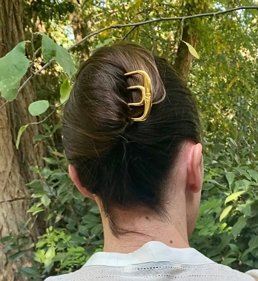 A banana bun with the Oren golden comb Ozaelle